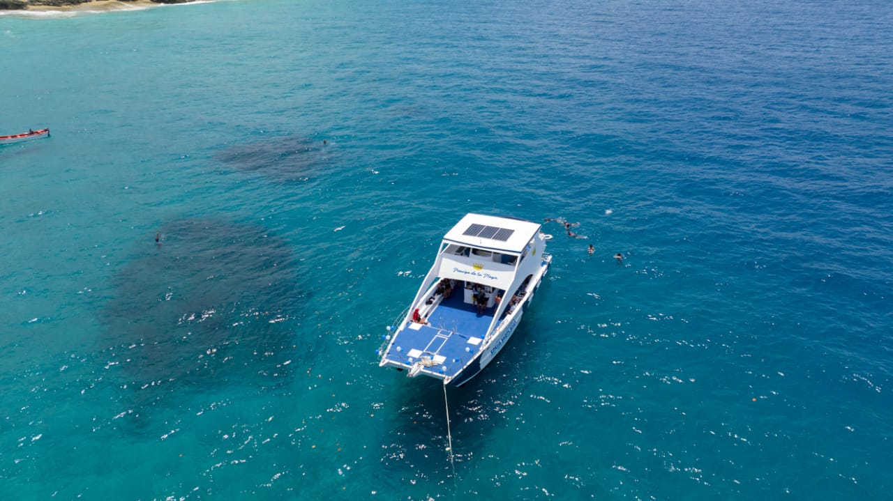 Barco Privado para Fiestas en Sosua con Catamarán y Tobogán | WannaBoats